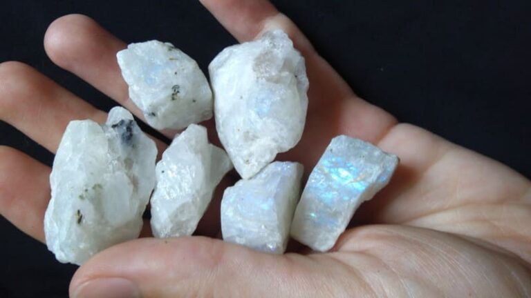 Pedra da Lua: Guia Completo de Significados e Energias - Gema Nativa